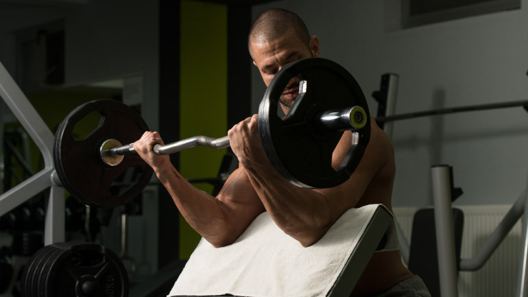 Curl Pupitre - curls au banc de Larry Scott - preacher curl ...