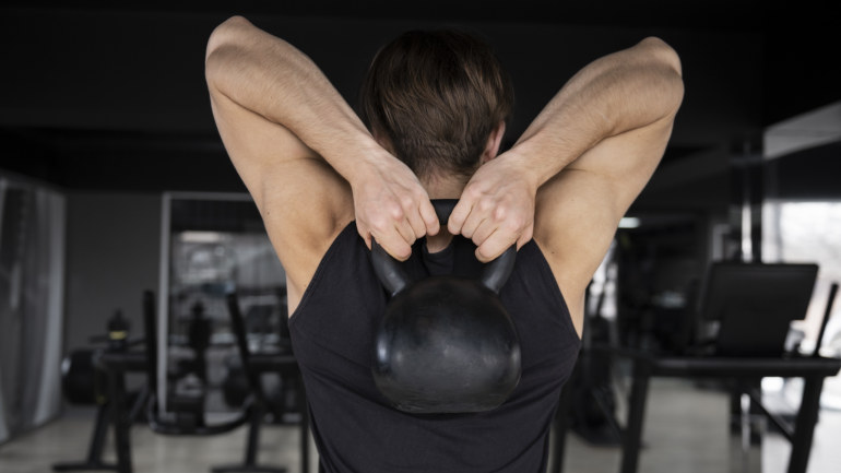Extension nuque : exercice pour les triceps, Poulie ou altère